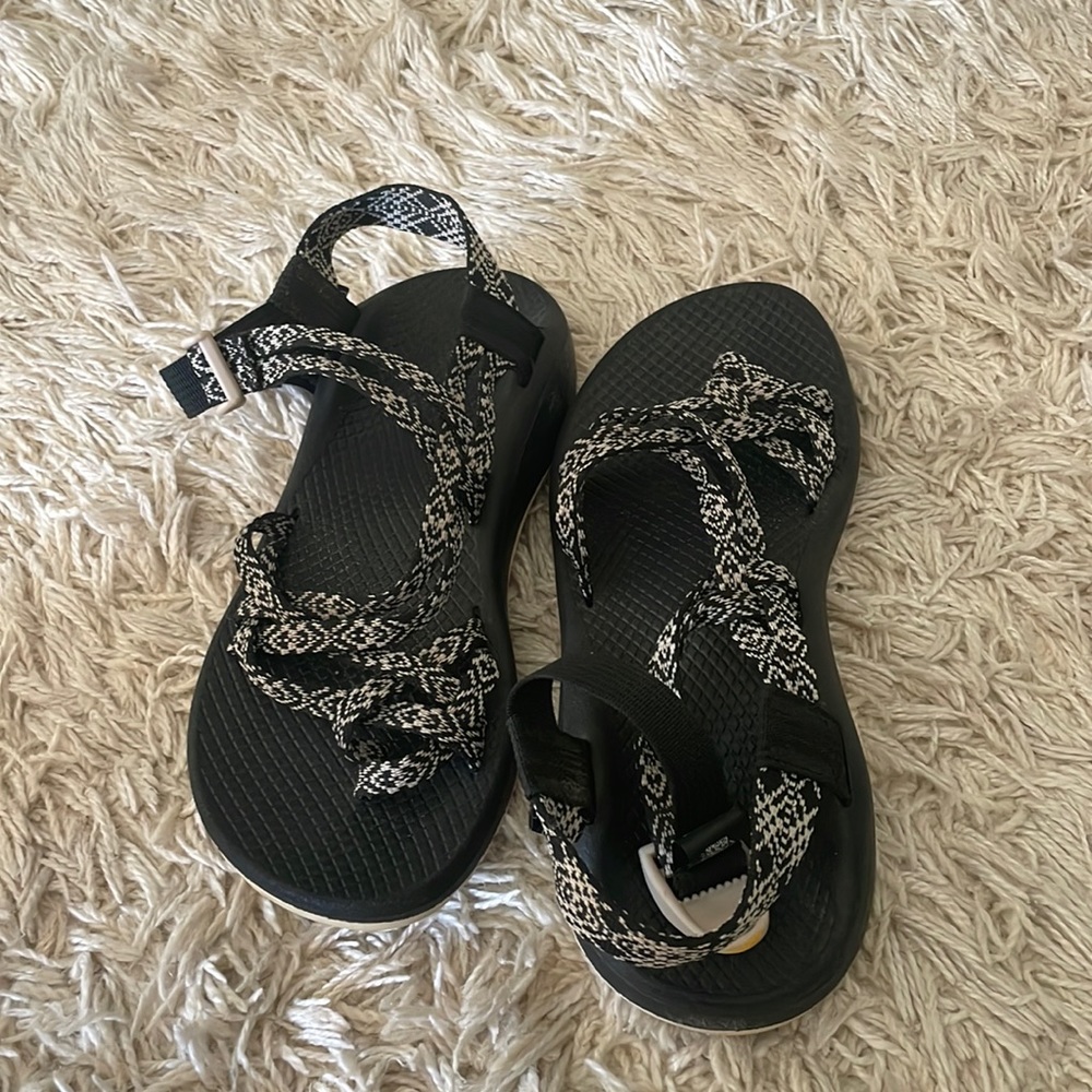 Black And White Chacos With Toe Strap - Gem